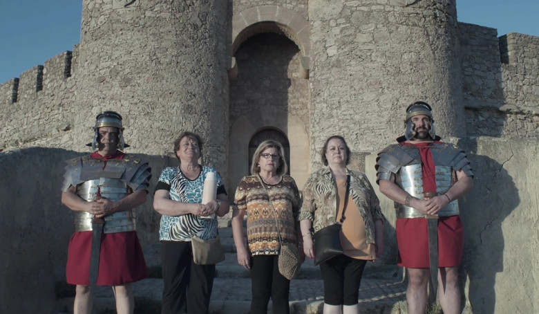 Women Visiting a City - Friss Hús